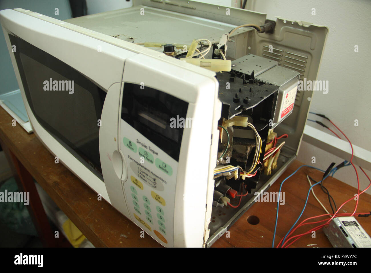 Vista de microondas aberto, mostrando os componentes eletrônicos ...