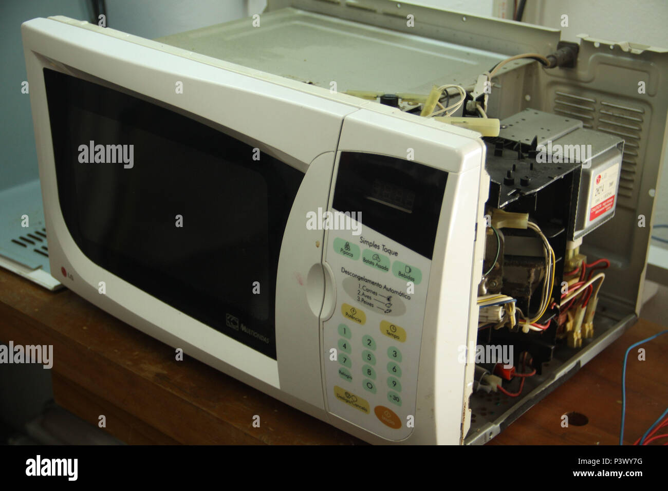 Vista de microondas aberto, mostrando os componentes eletrônicos ...