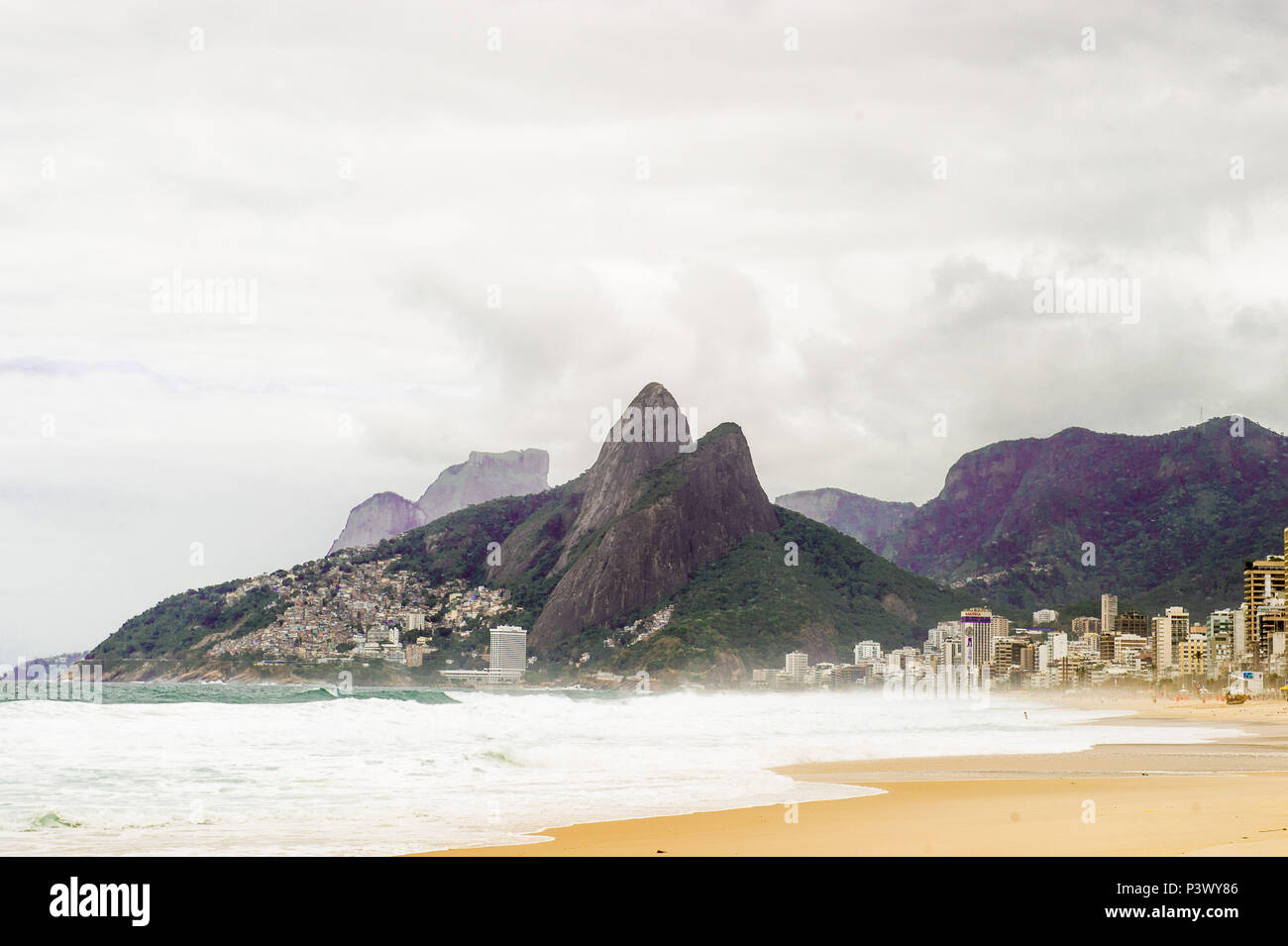 Praia de Copacabana com vista da pedra do arpoador Stock Photo - Alamy