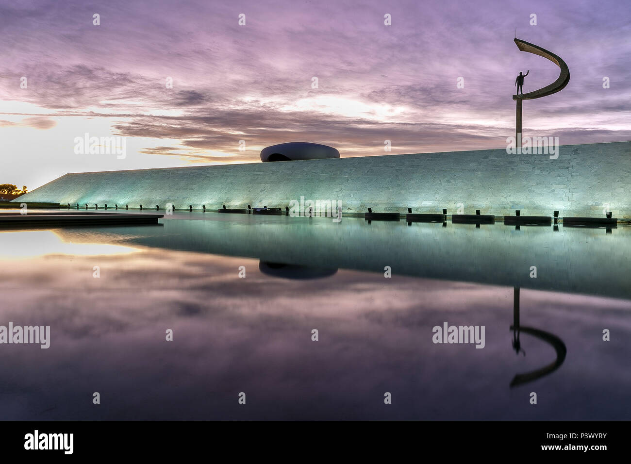 Memorial JK localizado em Brasília durante o nascer do Sol em Brasília ...