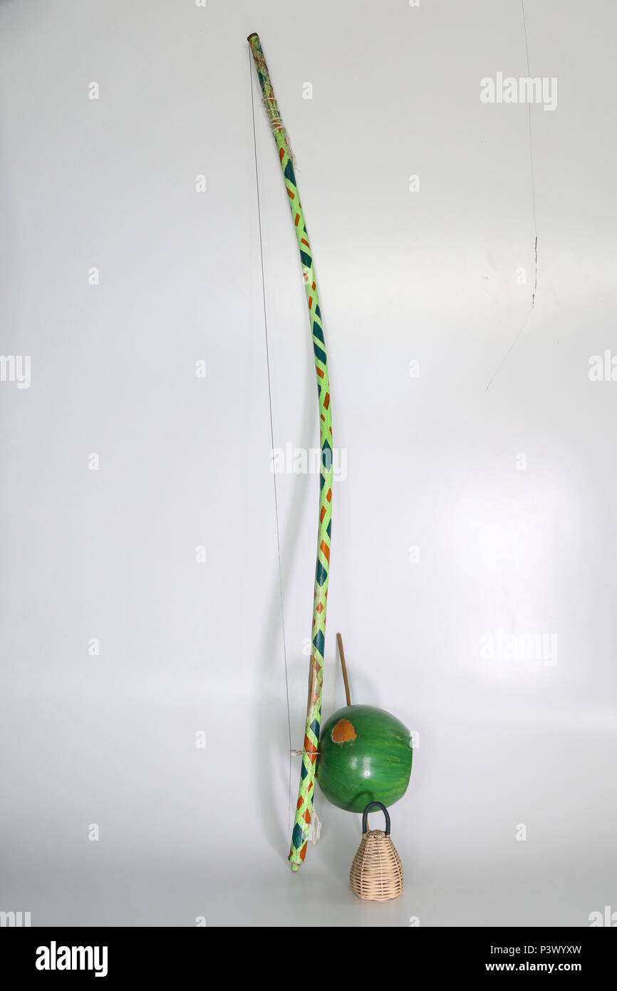 Na foto o instrumento musical berimbau utilizado como acompanhamento ...
