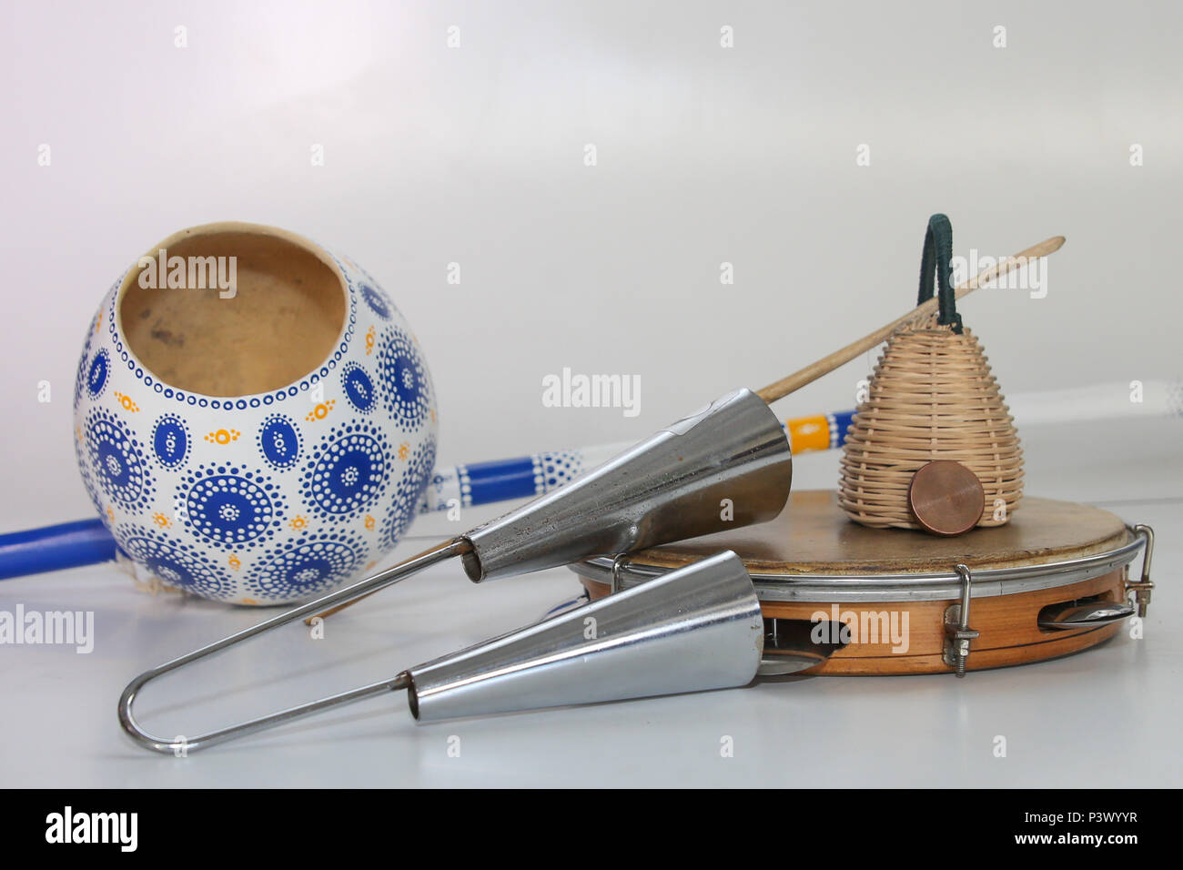 Na foto, berimbau, agogô, pandeiro e caxixi. Instrumentos musicais ...