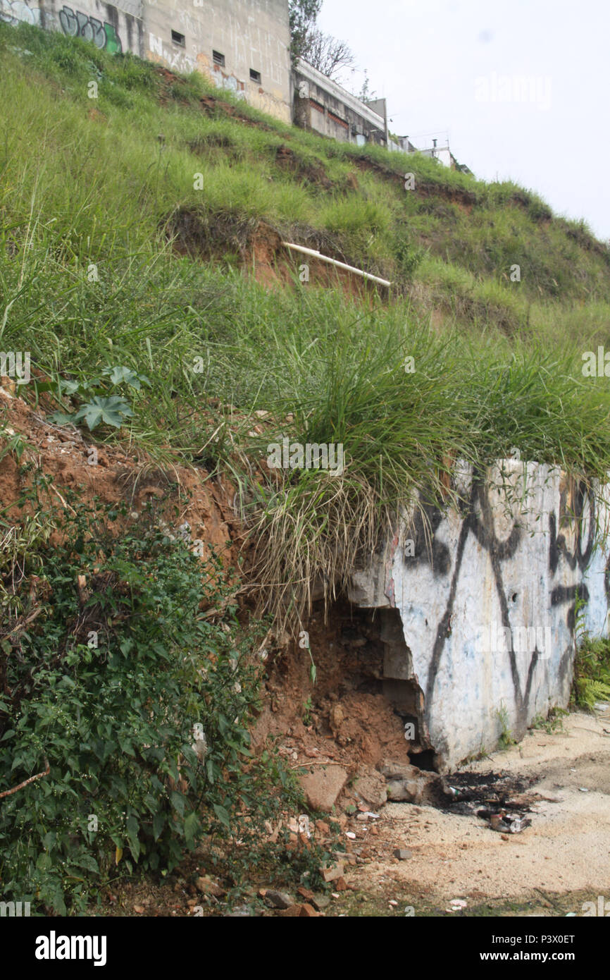 Vista de camadas de solo no bairro de Sumaré, descritas de cima para ...