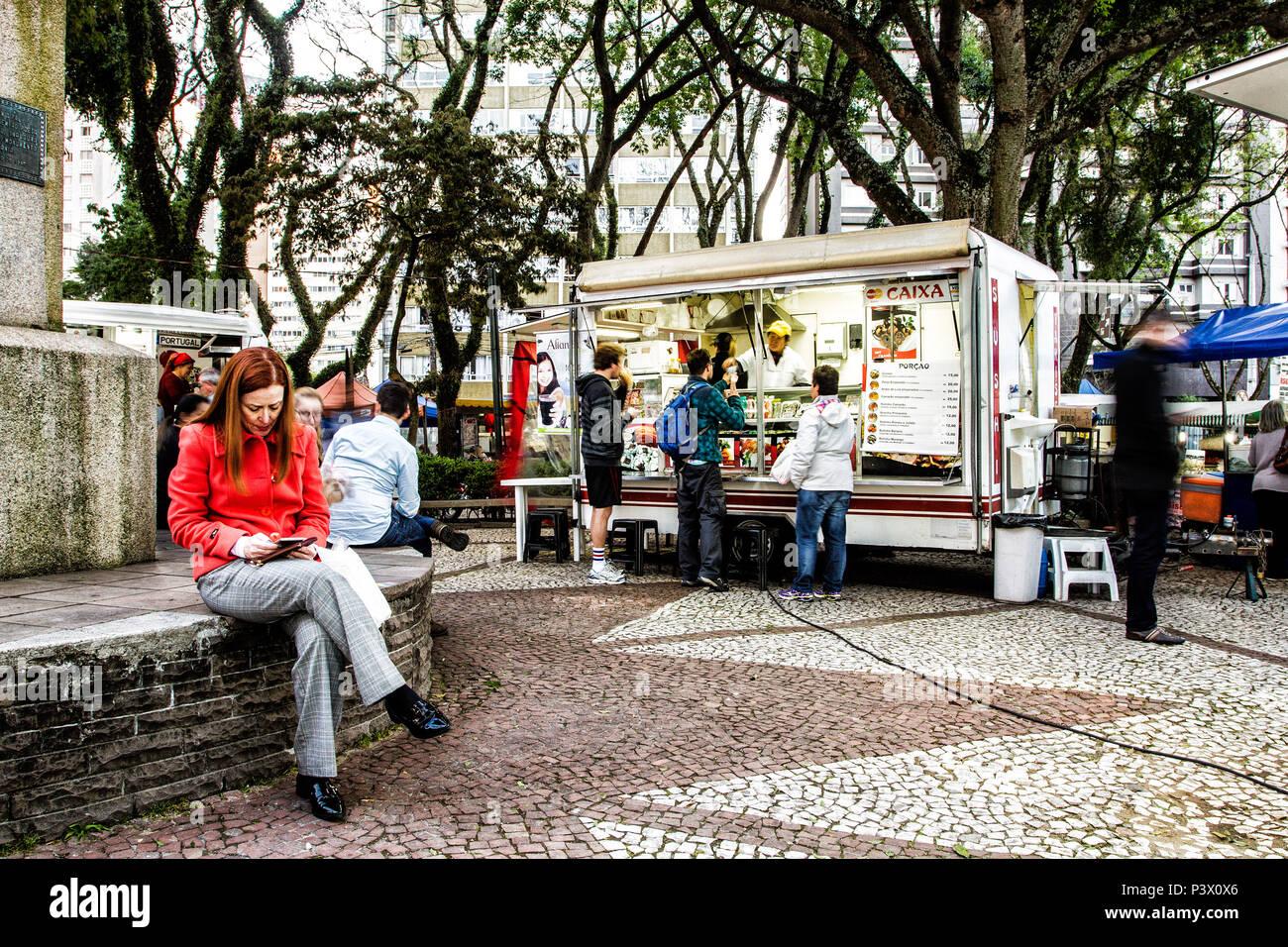 Feira de comida de rua na Praça da Ucrânia, em Curitiba, Paraná Stock ...