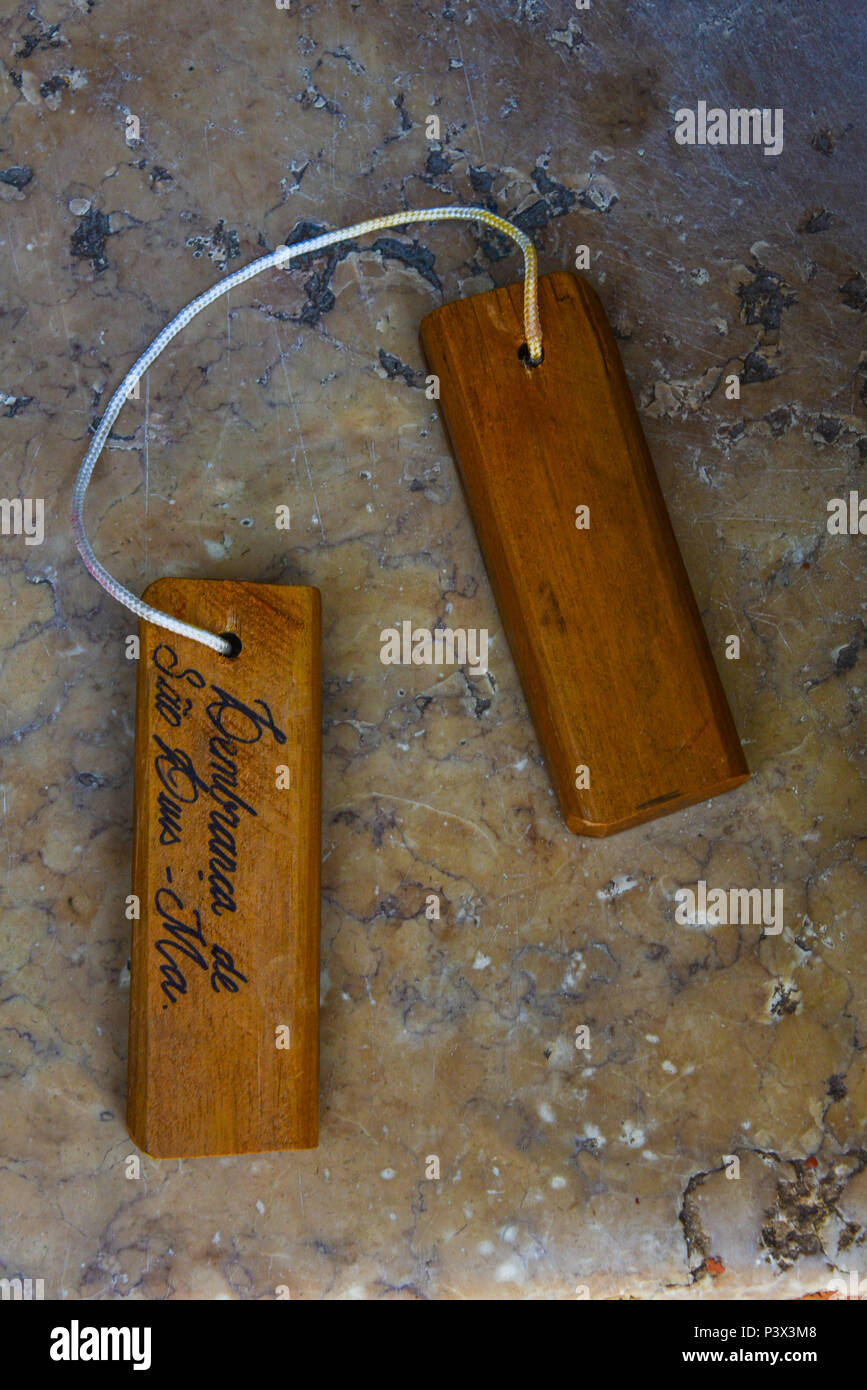 Instrumento de percussÃ£o que dÃ¡ ritmo as rodas de boi de matraca ...