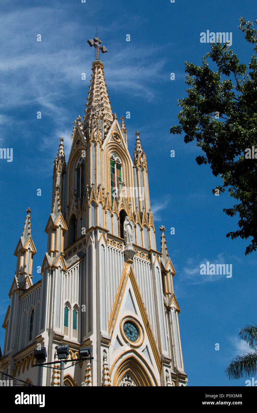 Torre principal da Basílica Nossa Senhora de Lurdes, com a imagem da ...