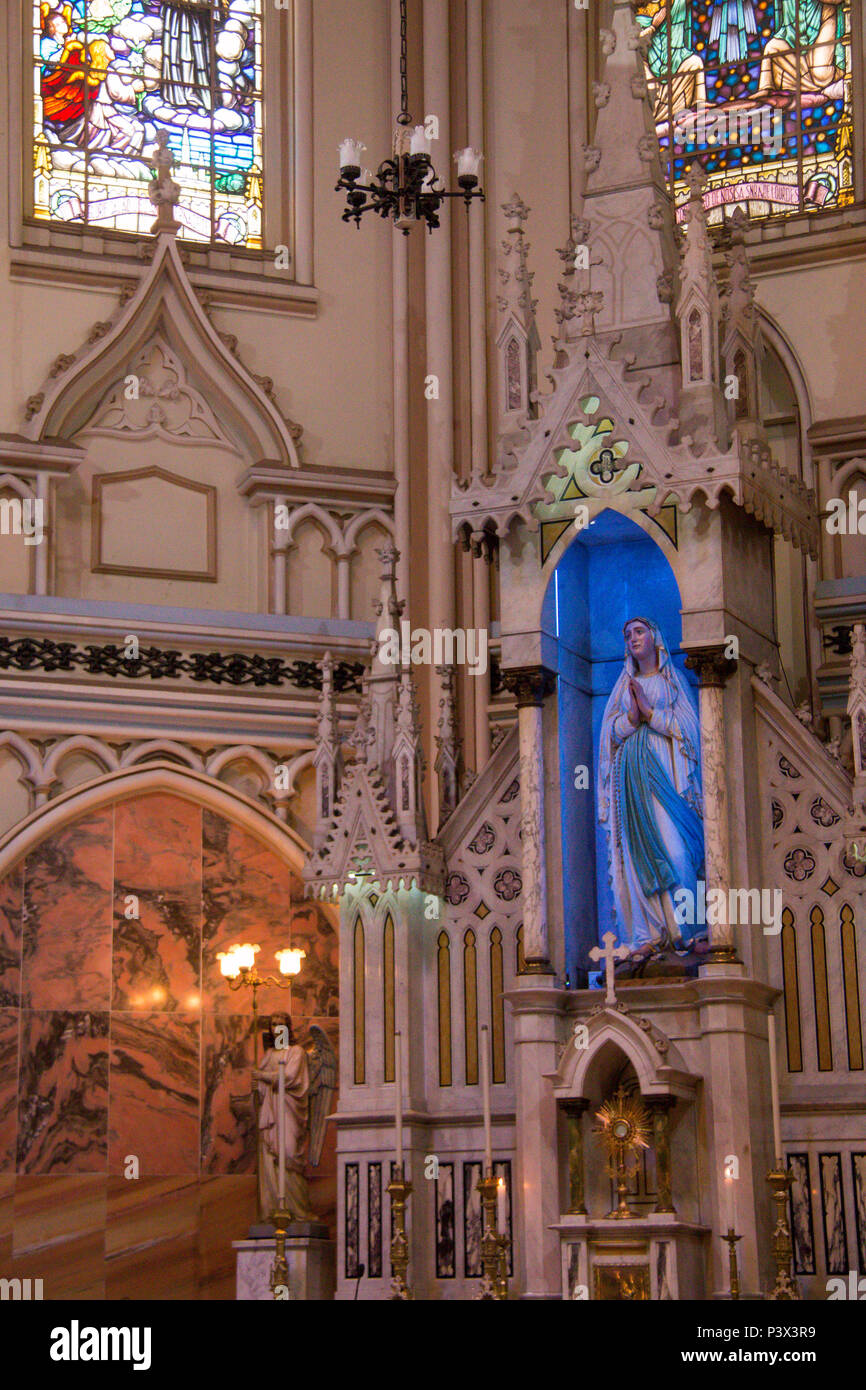 Imagem de Nossa Senhora de Lourdes, no altar central da Basílica Nossa ...
