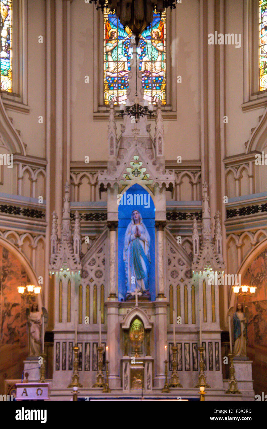 Imagem de Nossa Senhora de Lourdes, no altar central da Basílica Nossa ...