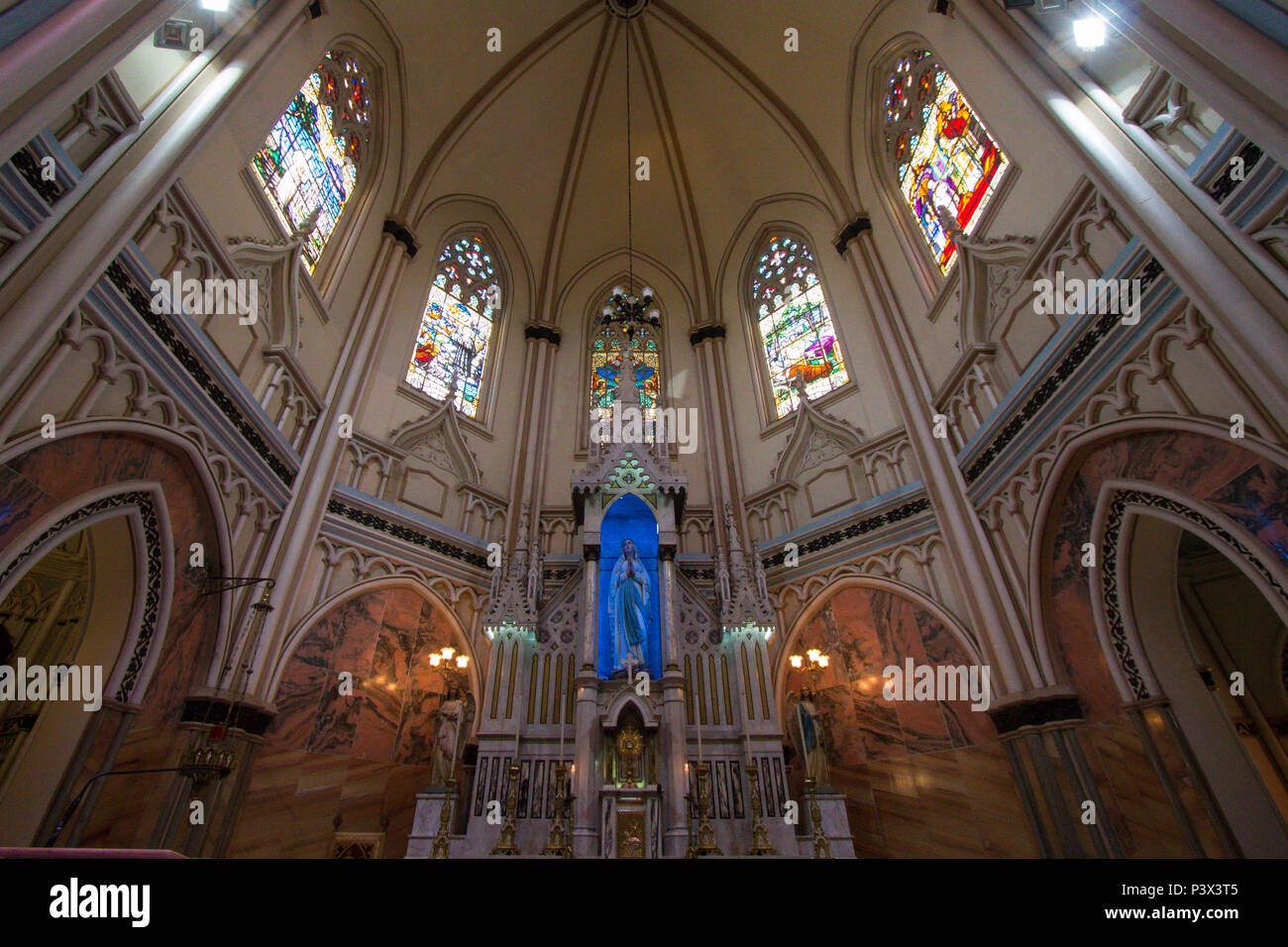 Detalhes de vitrais e da imagem de Nossa Senhora de Lourdes no altar ...