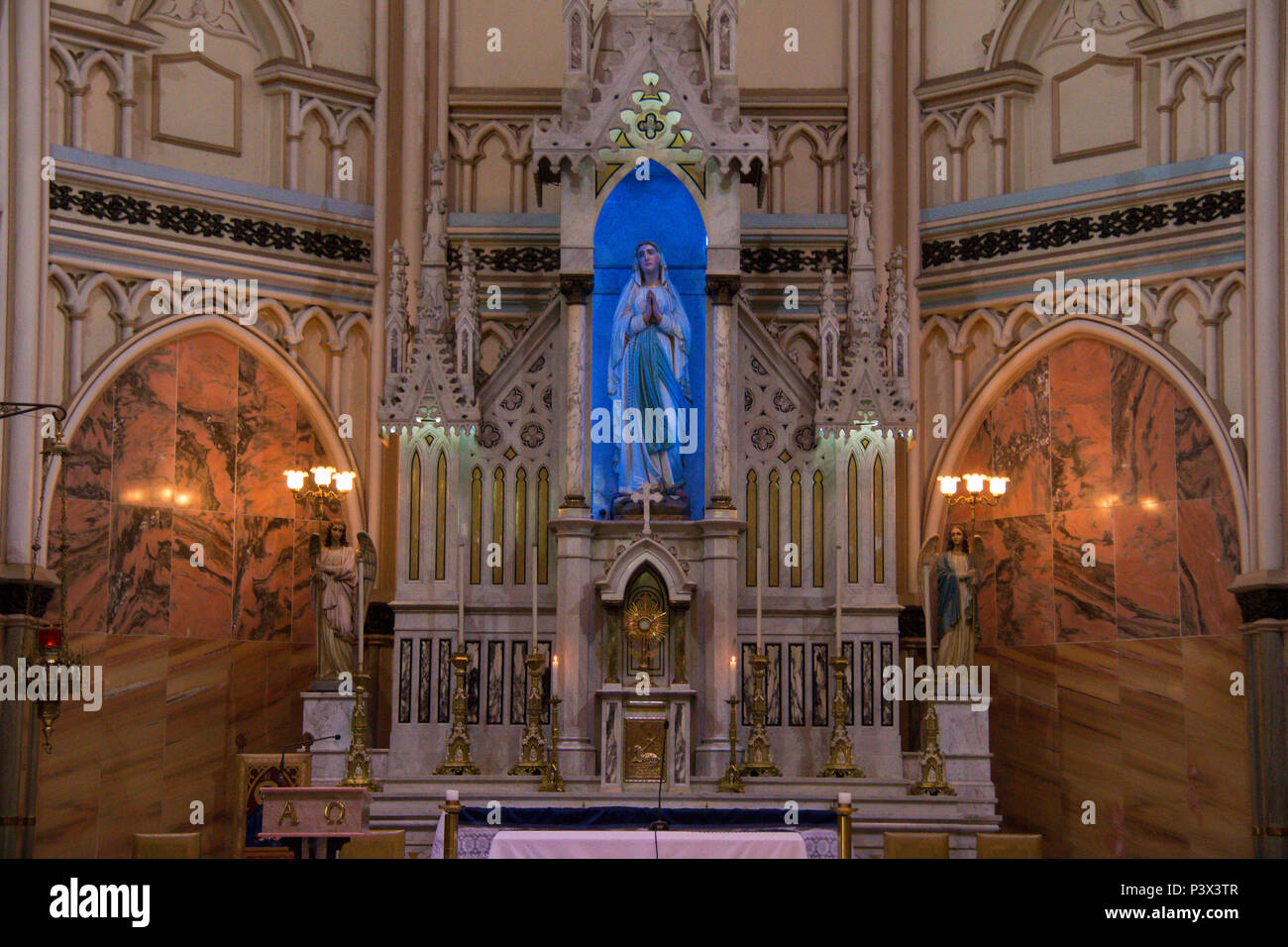 imagem de Nossa Senhora de Lourdes, localizada no altar central da ...