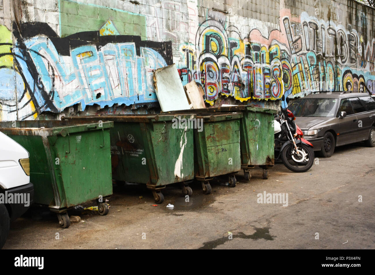 Favela Funchal, ao lado do edifício Tower na zona sul de São Paulo ...