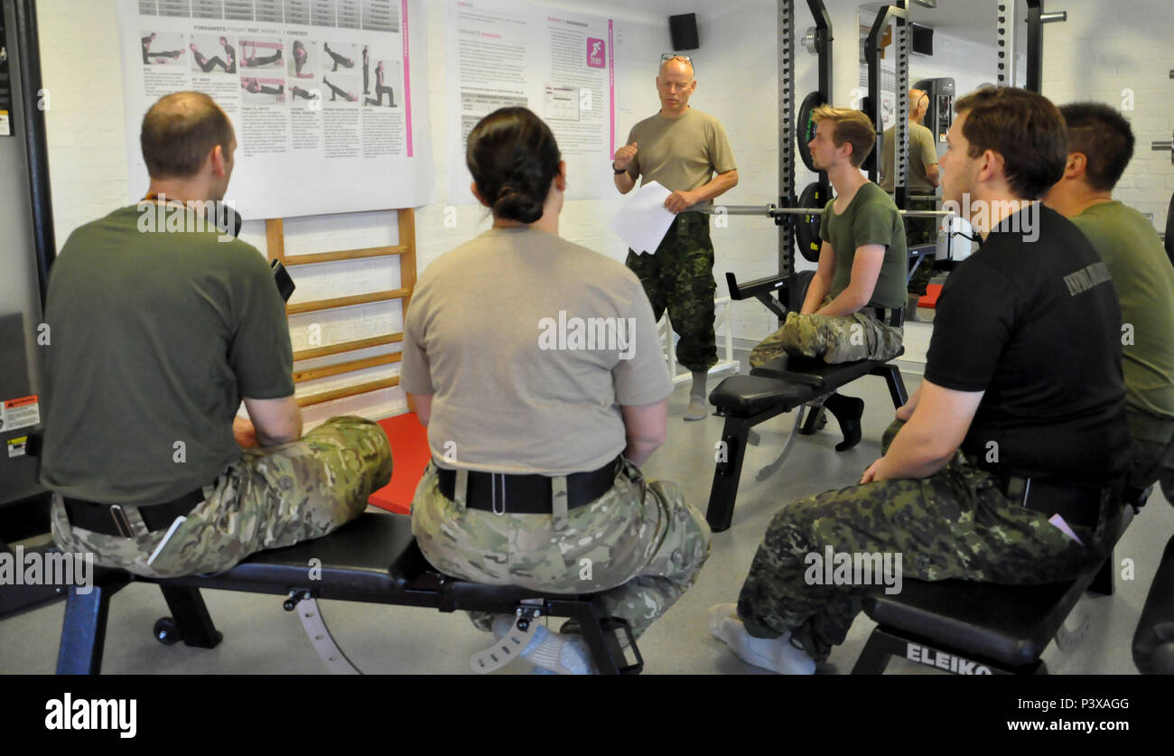 U s army basic instructor course hi-res stock photography and images ...