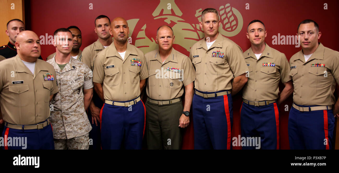 Portland, OR - General Robert Neller visited Recruiting Station ...