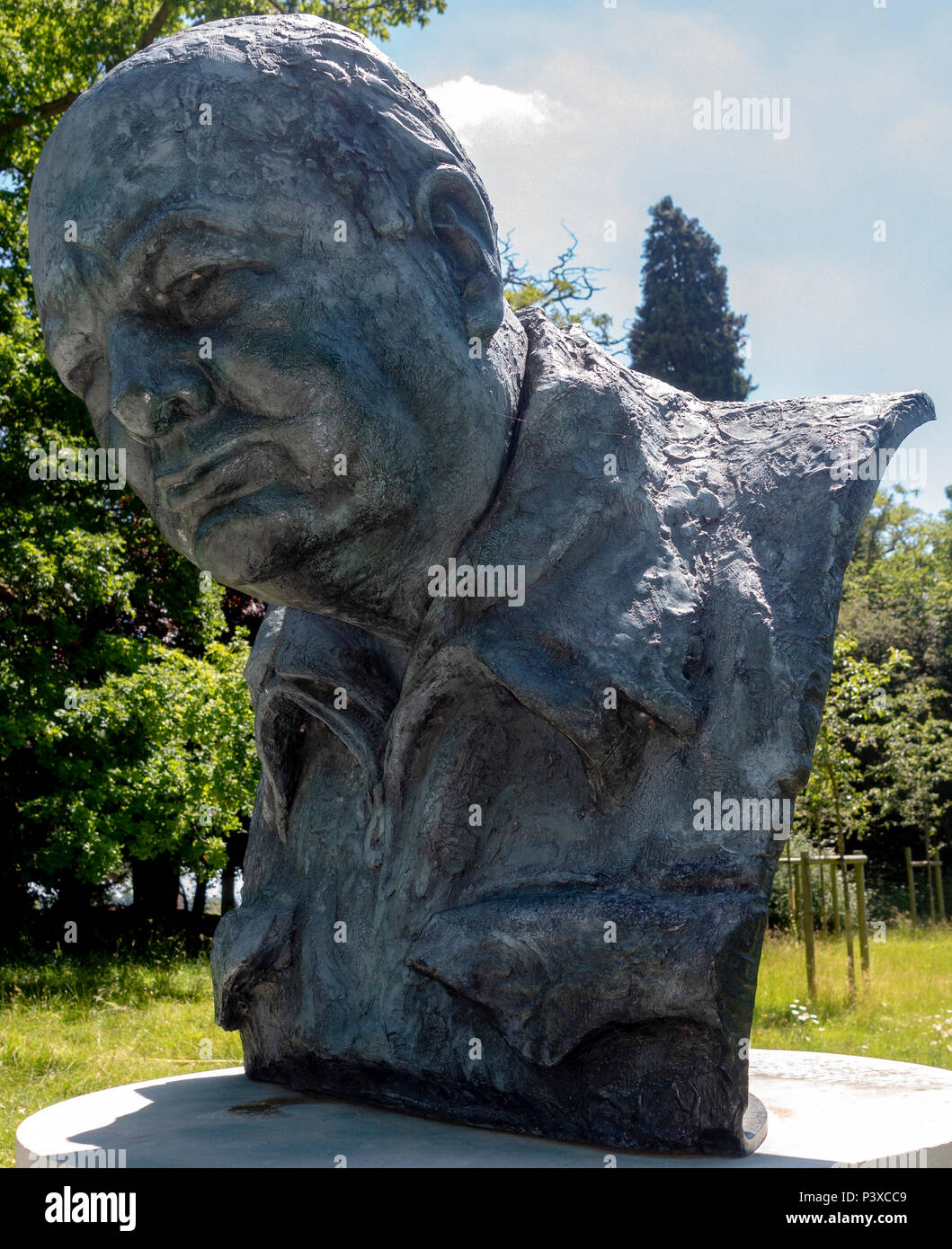 Sir winston churchill sculpture hi-res stock photography and images - Alamy