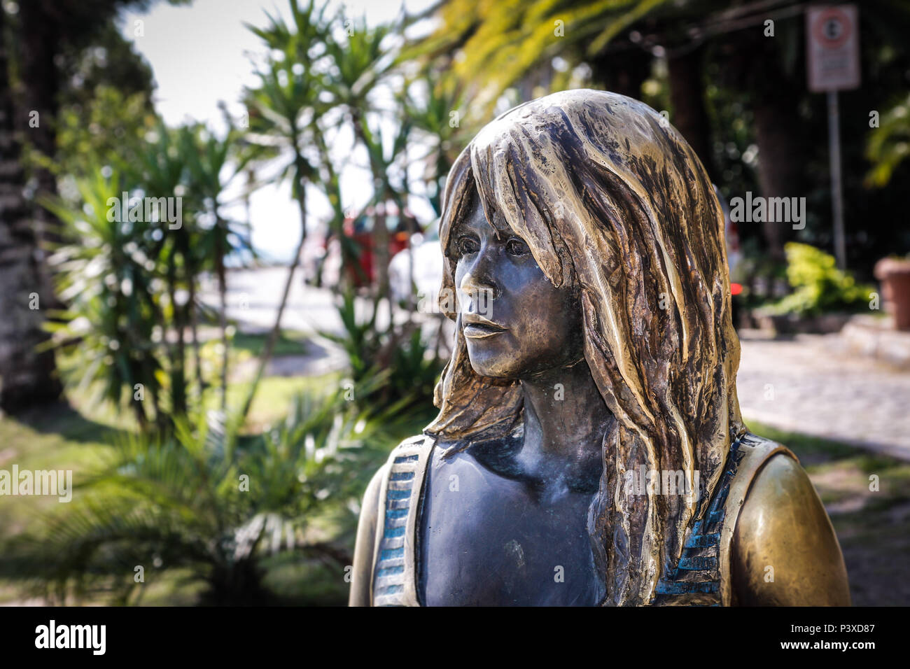 Estátua de Brigitte Bardot é um dos pontos de visitação na Orla Bardot ...