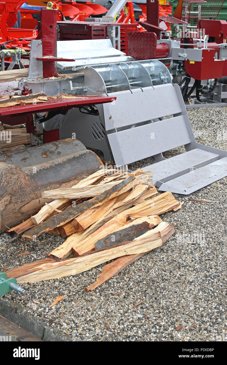 Fire Wood and Log Splitter Hydraulic Machine Stock Photo - Alamy