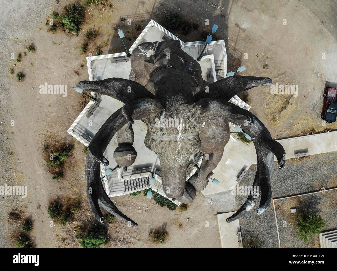 122/5000 Giant dancing statue Yaqui or dance of the deer of the ...