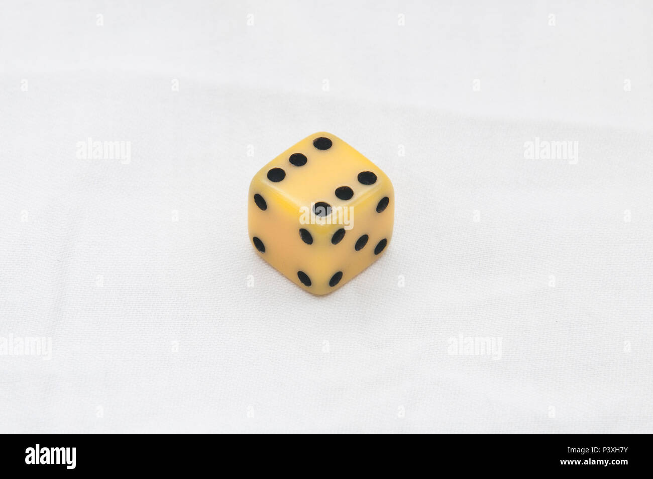 Dado de jogo isolado em fundo branco Stock Photo - Alamy