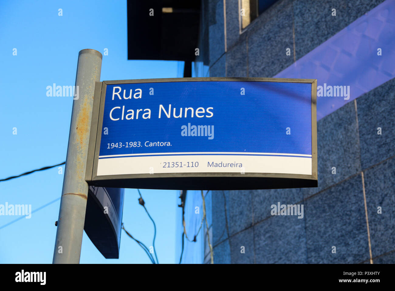 Placa de rua com homenagem à personalidade, contendo pequena biografia ...