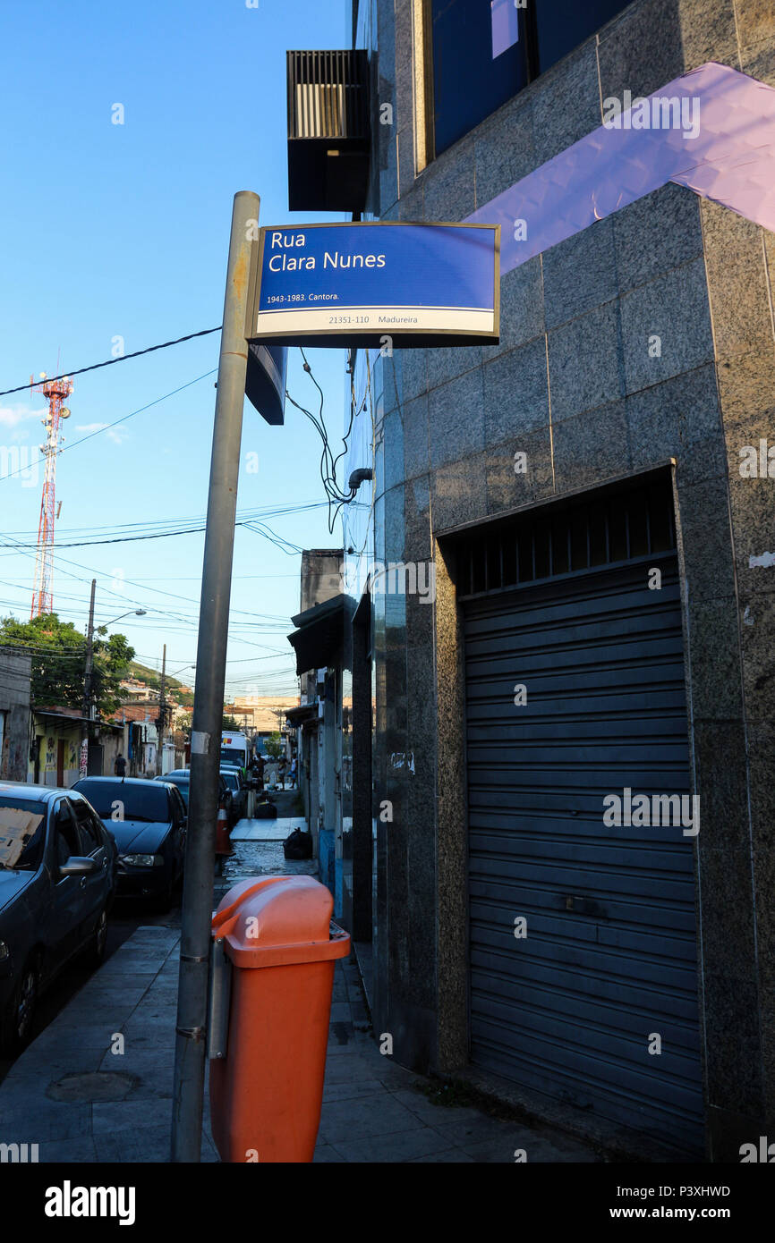 Placa de rua com homenagem à personalidade, contendo pequena biografia ...