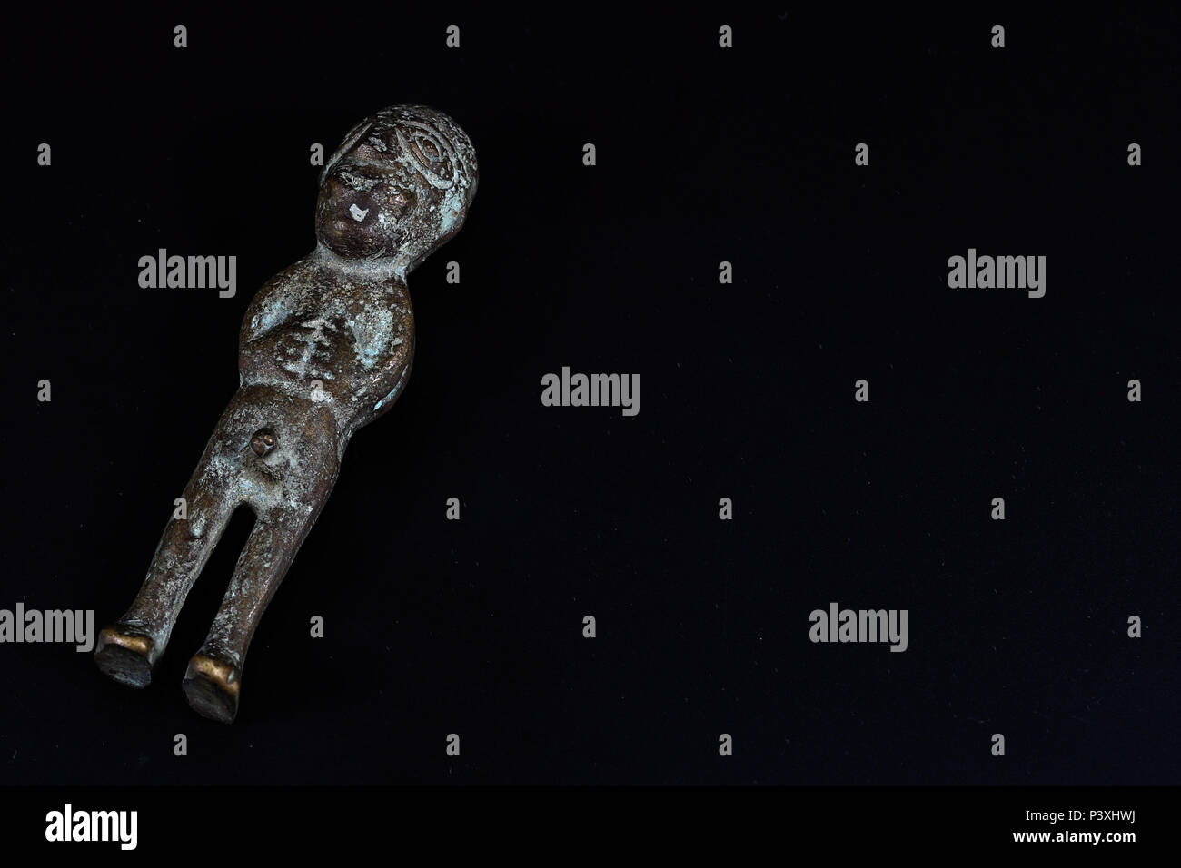 Figura masculina em cobre, utilizada no ritual Capacocha dos Incas, na ...