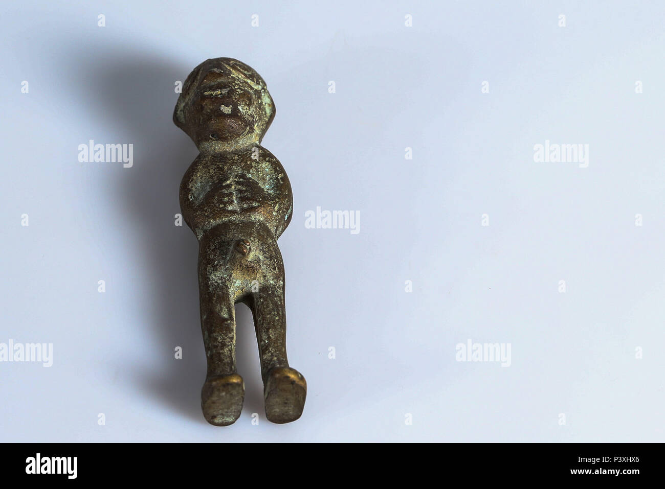 Figura masculina em cobre, utilizada no ritual Capacocha dos Incas, na ...