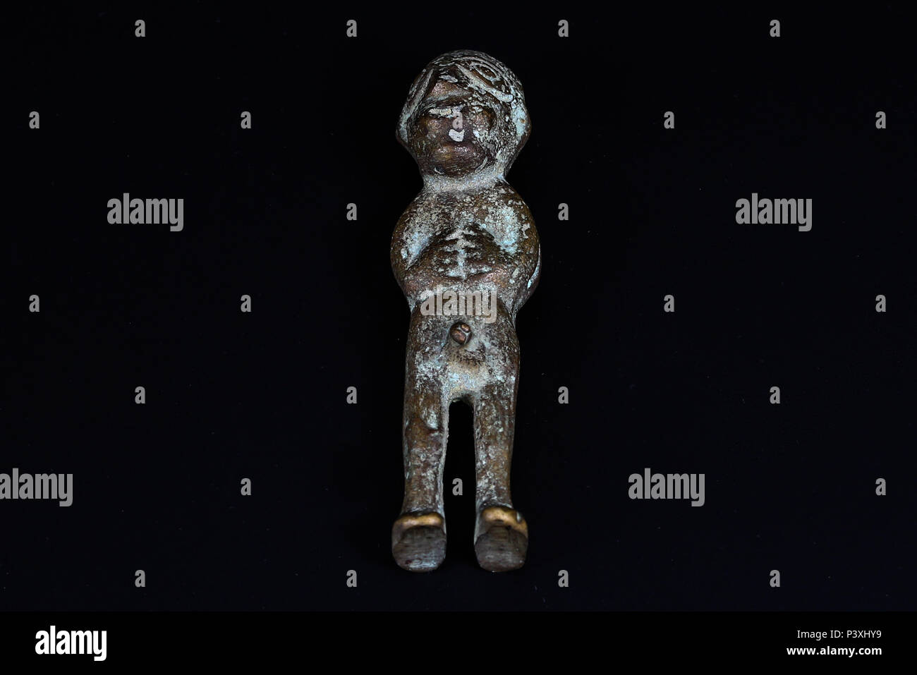 Figura masculina em cobre, utilizada no ritual Capacocha dos Incas, na ...