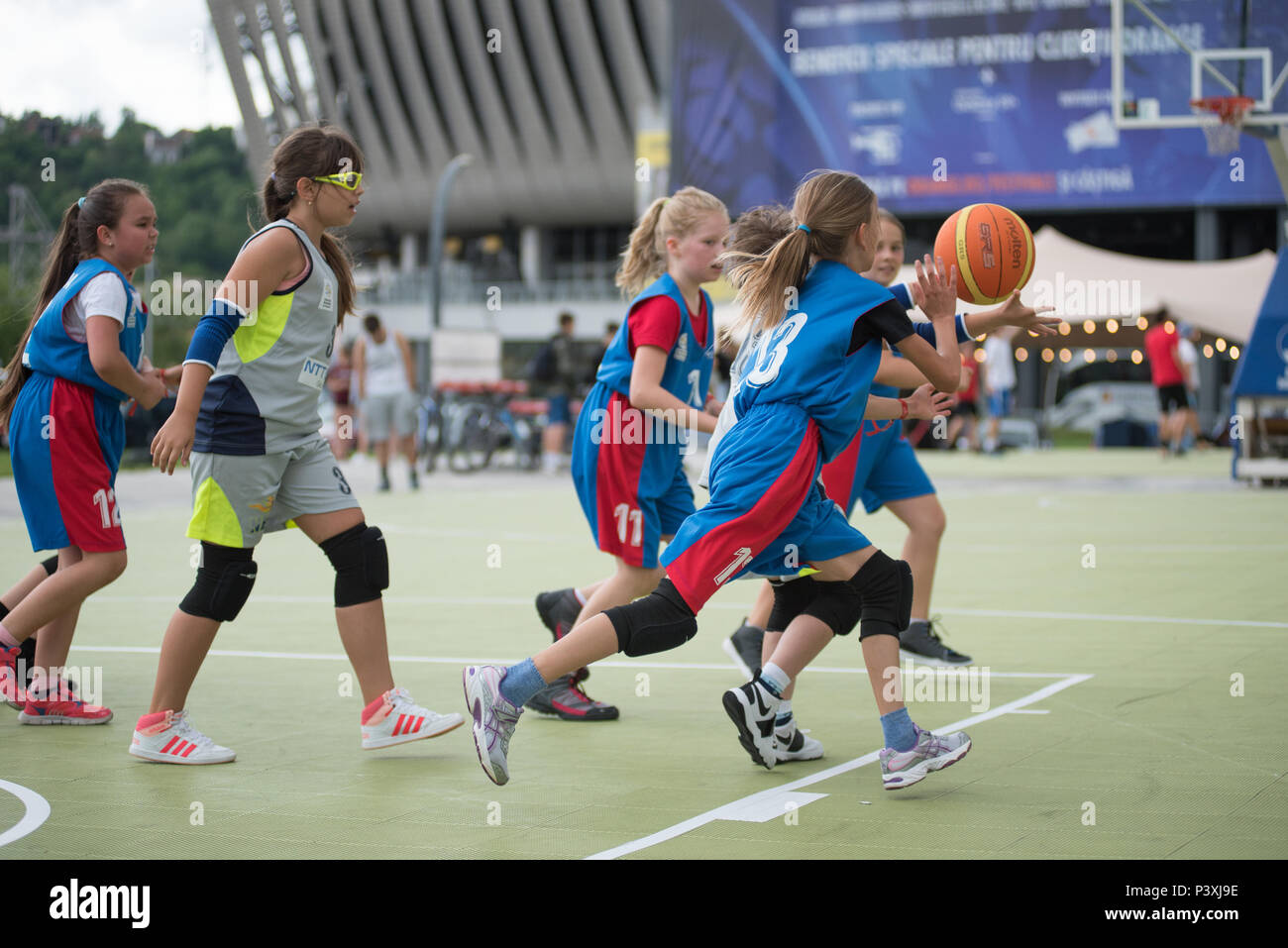 Children playing basketball team hi-res stock photography and images ...