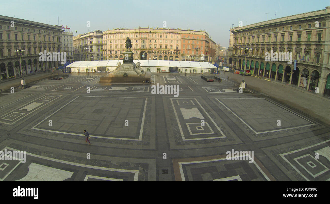 Milano piazza duomo aerea hi-res stock photography and images - Alamy