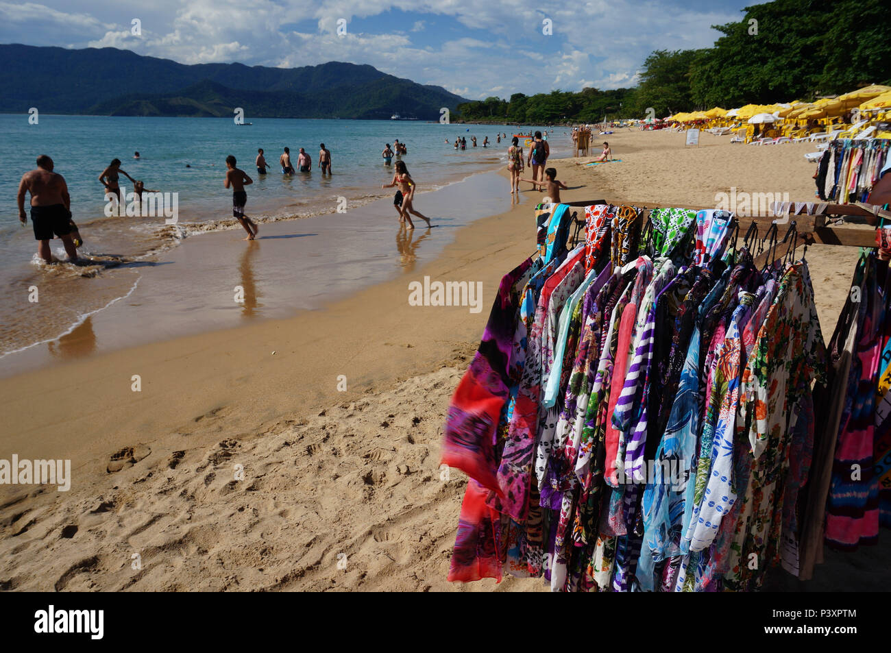 Pessoas curtindo o dia de sol na praia do Curral em Ilhabela, litoral ...