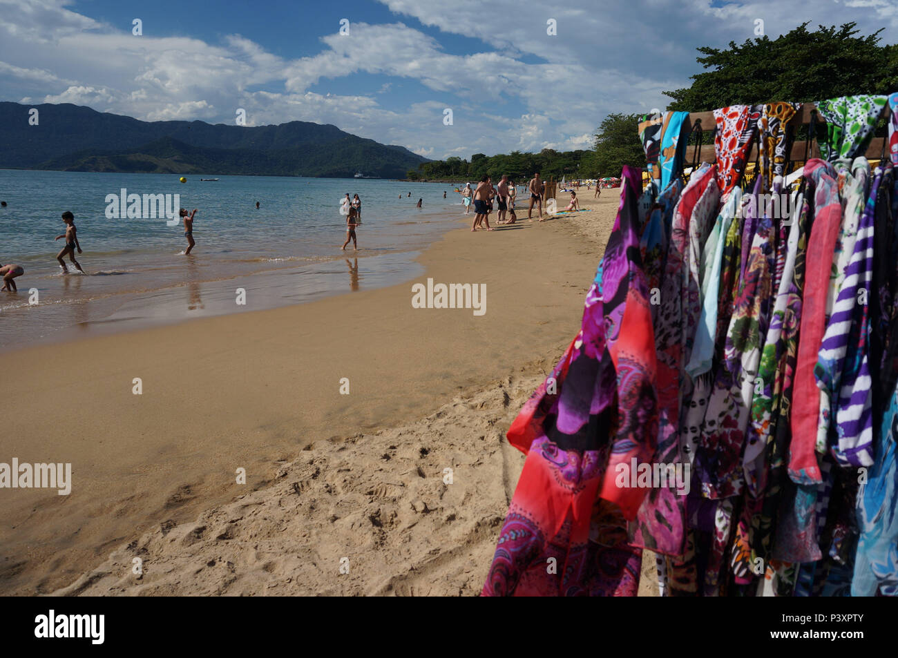 Pessoas curtindo o dia de sol na praia do Curral em Ilhabela, litoral ...