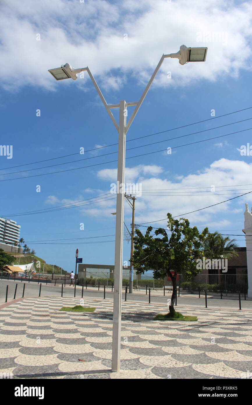 Postes com iluminação de Led instalados recentemente nas ruas e praças ...