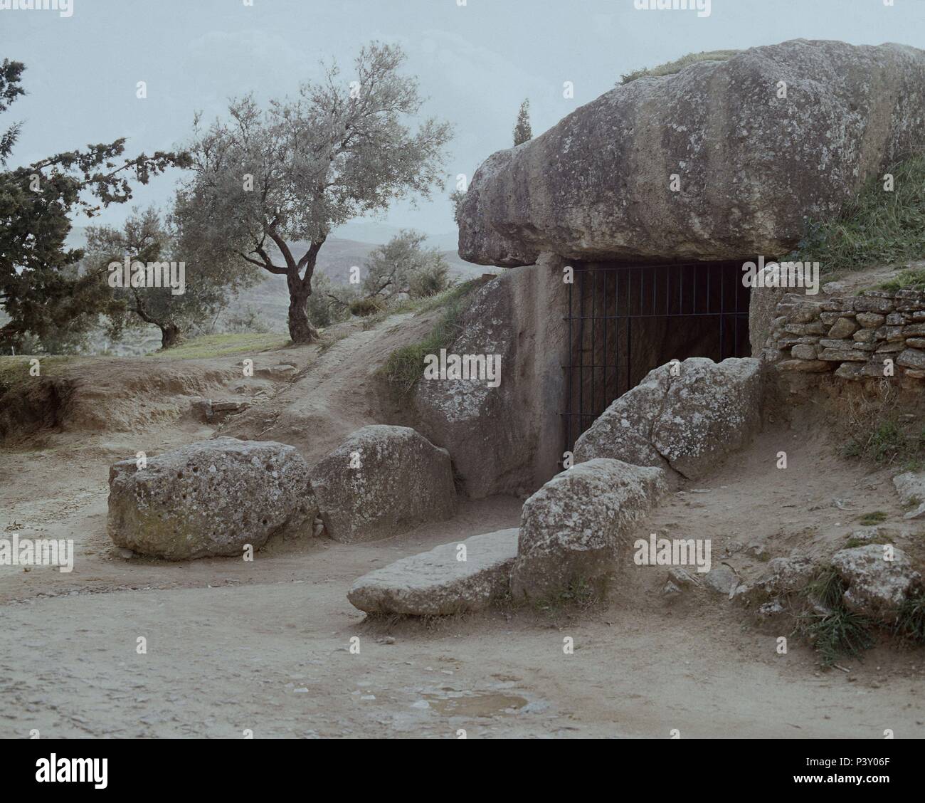 ENTRADA AL DOLMEN DE LA CUEVA DE LA MENGA. Location: CUEVA DE LA MENGA ...