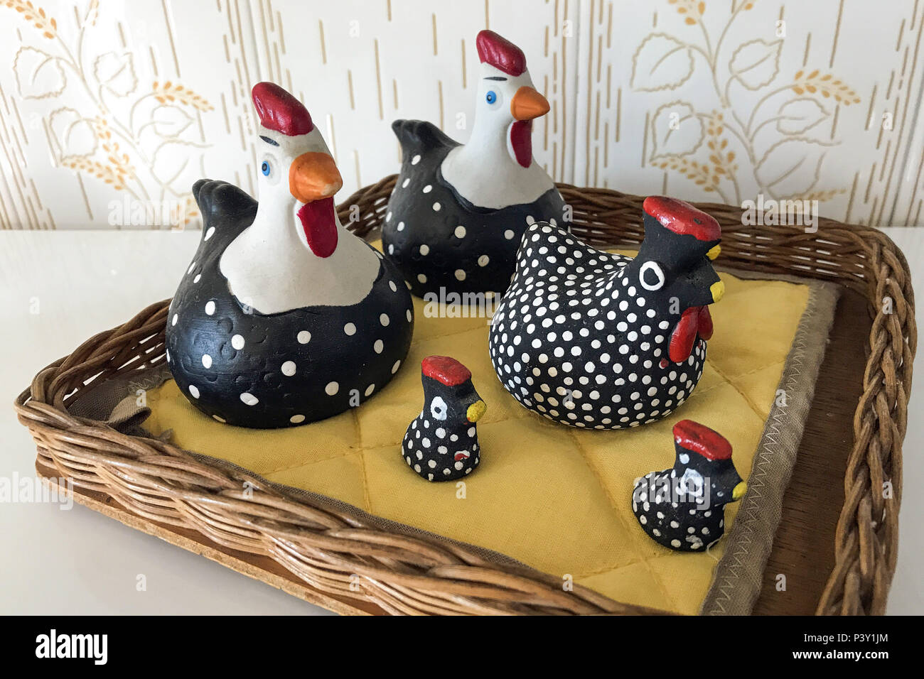 Artesanato tradicional nordestino, em barro, no formato de galinhas d ...