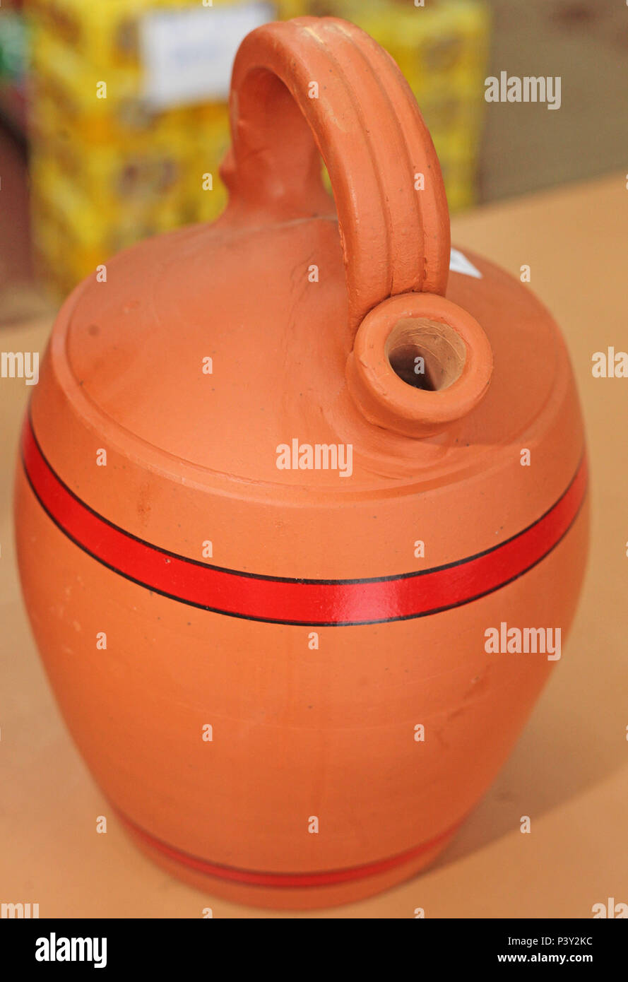 O filtro e a moringa de barro filtram resíduos da água, retiram até 99% ...