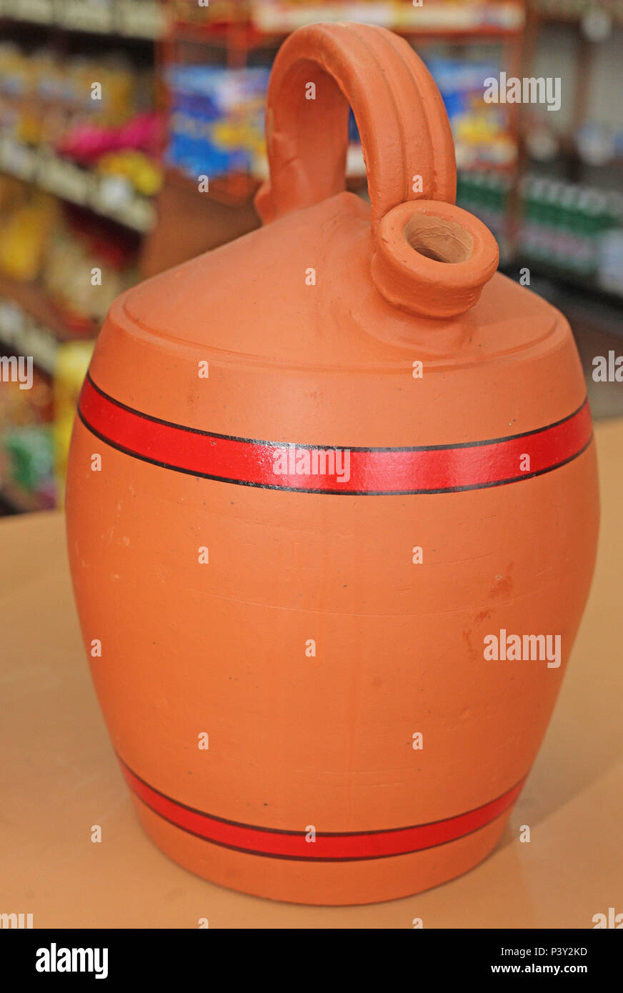 O filtro e a moringa de barro filtram resíduos da água, retiram até 99% ...