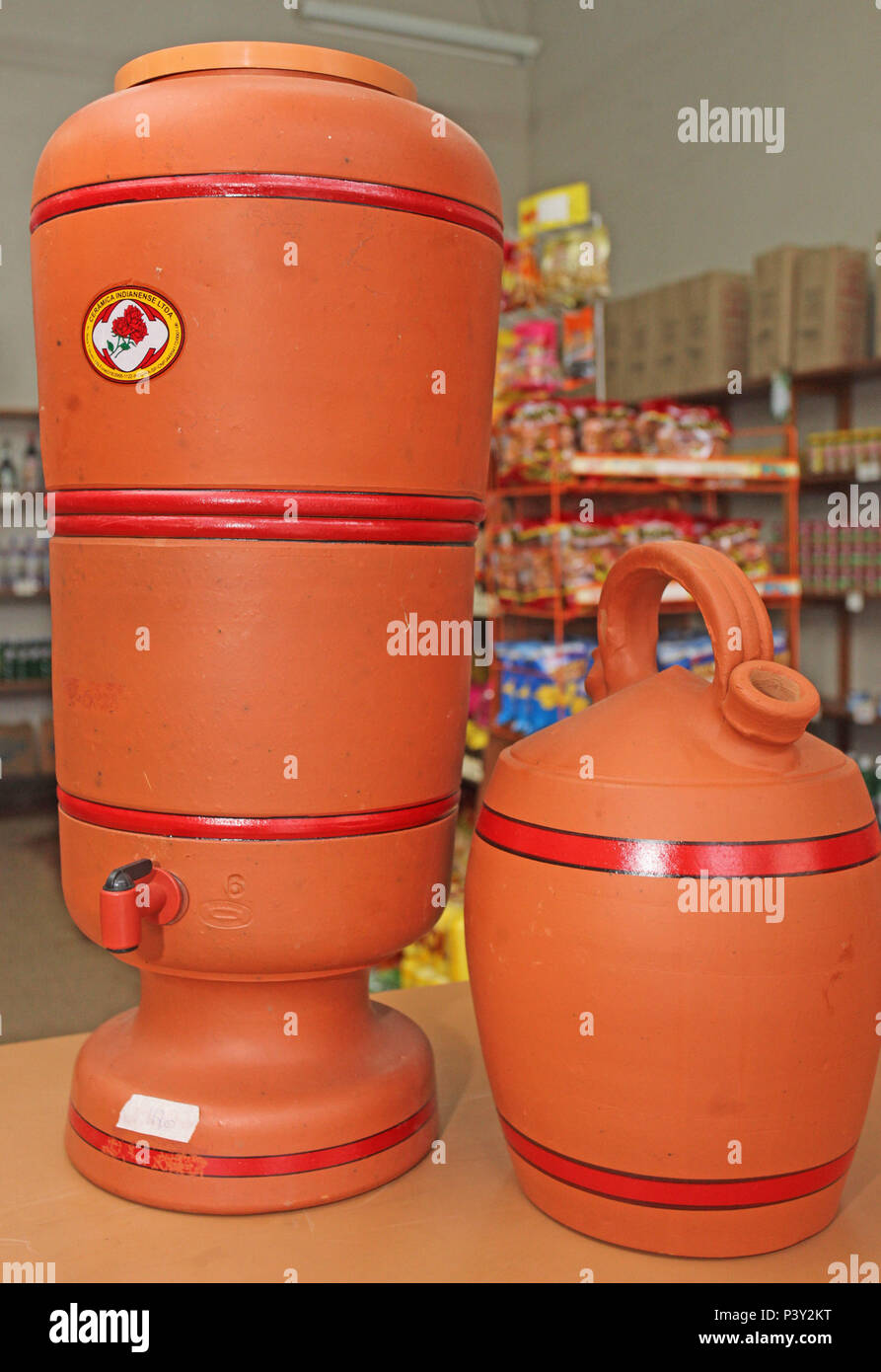 O filtro e a moringa de barro filtram resíduos da água, retiram até 99% ...