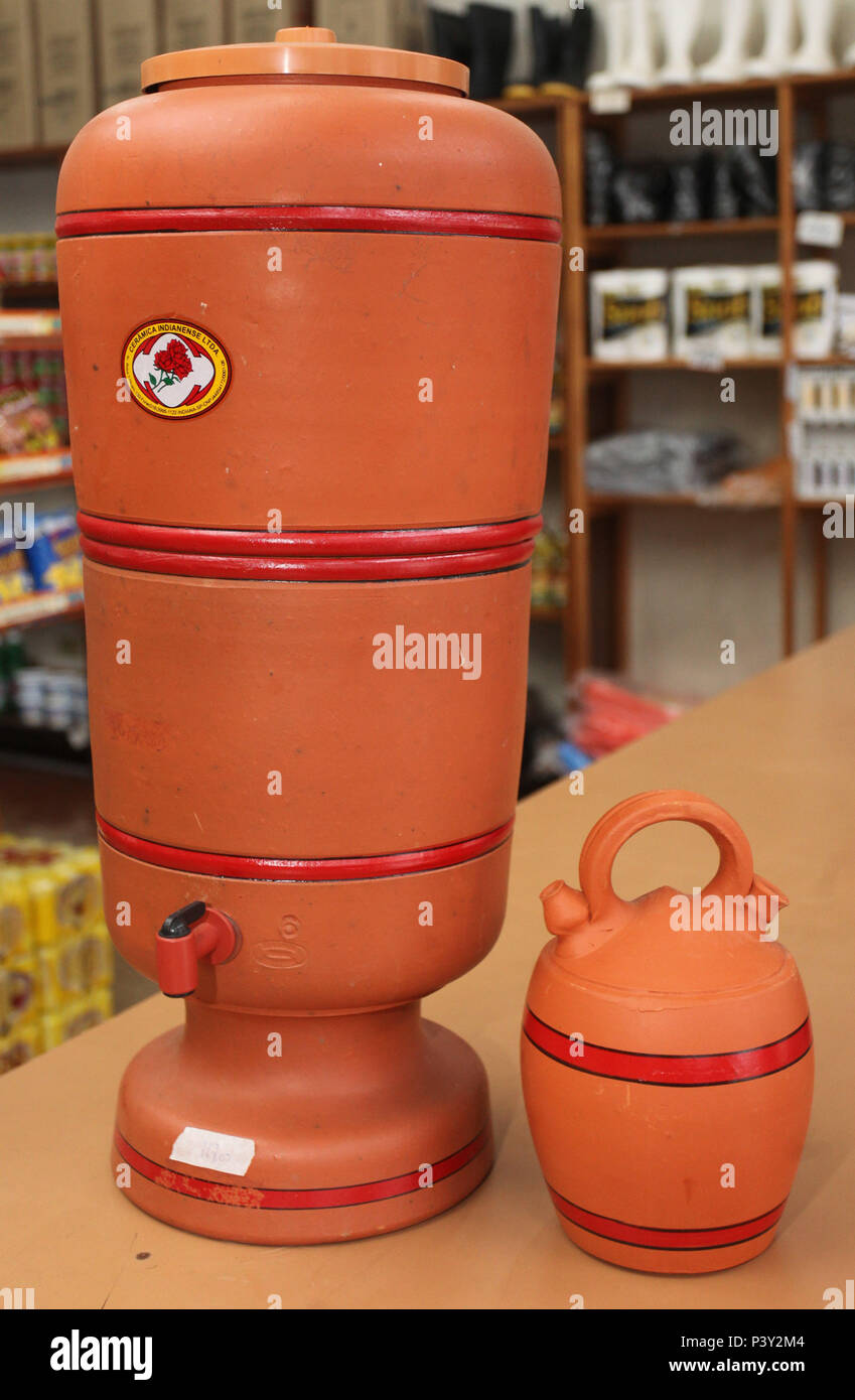 O filtro e a moringa de barro filtram resíduos da água, retiram até 99% ...