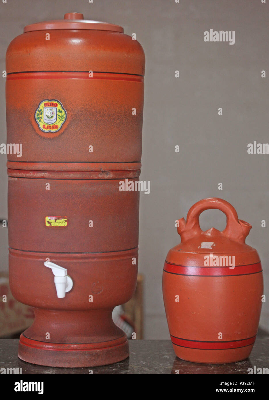 O filtro e a moringa de barro filtram resíduos da água, retiram até 99% ...