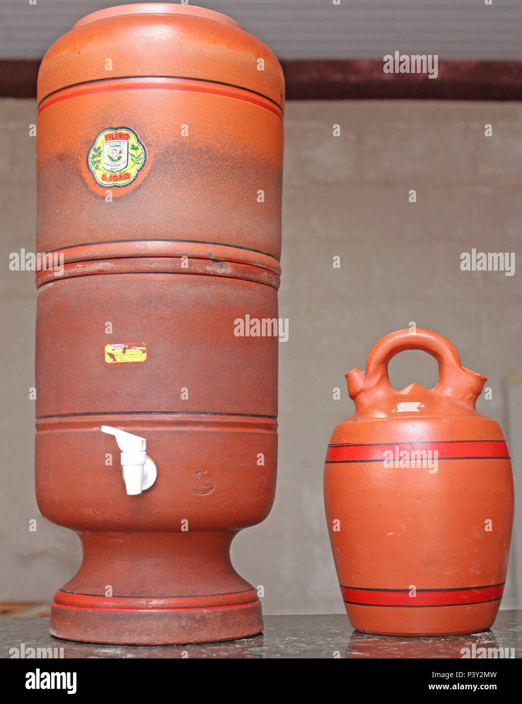 O filtro e a moringa de barro filtram resíduos da água, retiram até 99% ...