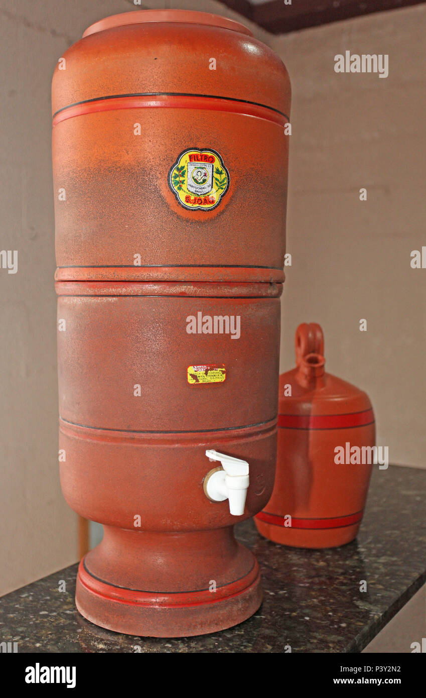 O filtro e a moringa de barro filtram resíduos da água, retiram até 99% ...