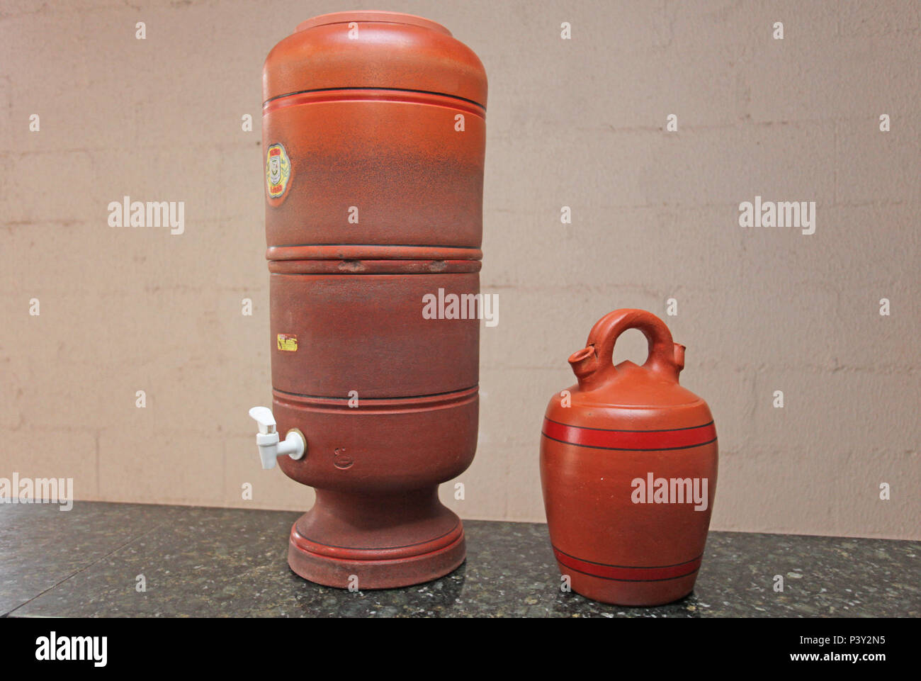 O filtro e a moringa de barro filtram resíduos da água, retiram até 99% ...