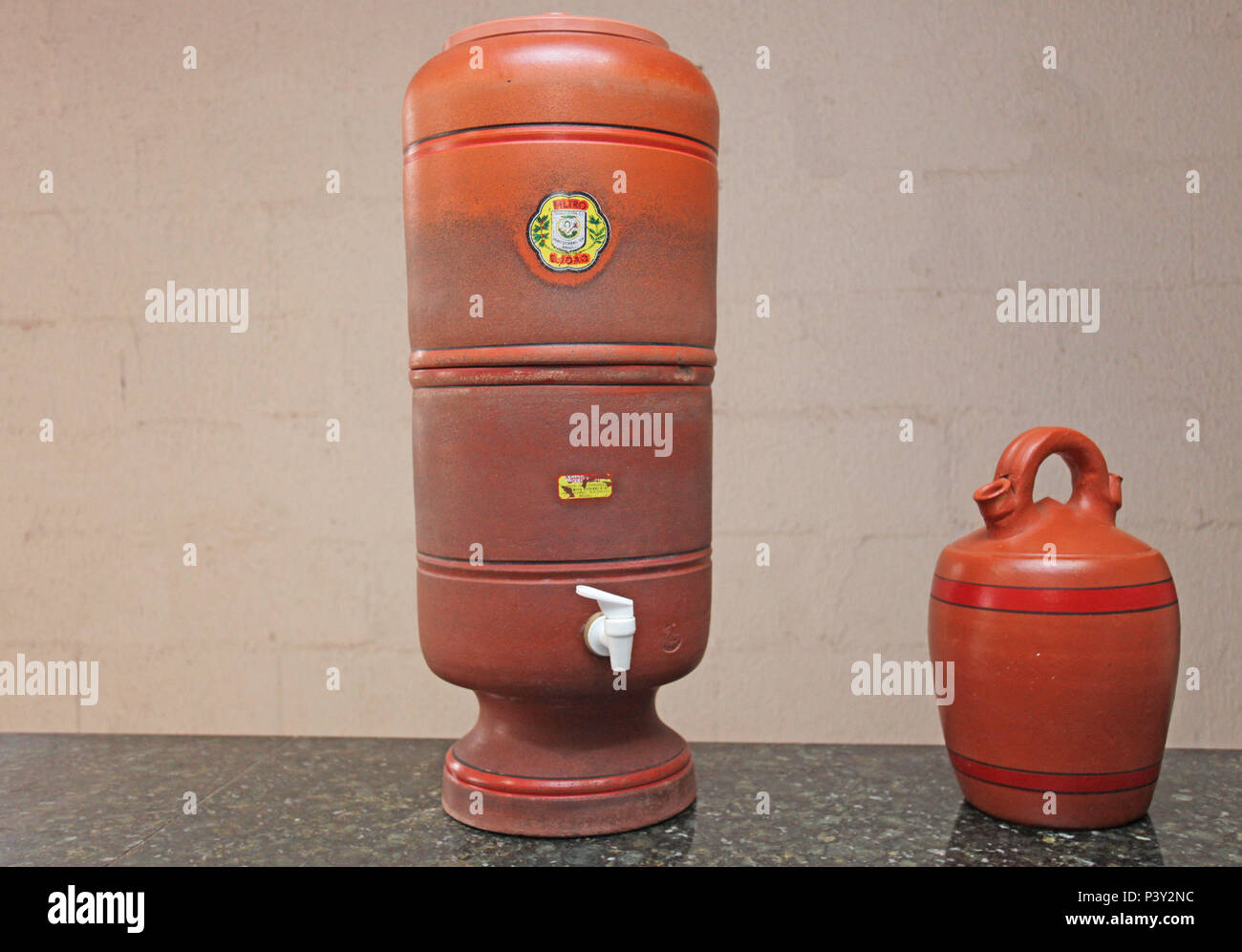 O filtro e a moringa de barro filtram resíduos da água, retiram até 99% ...