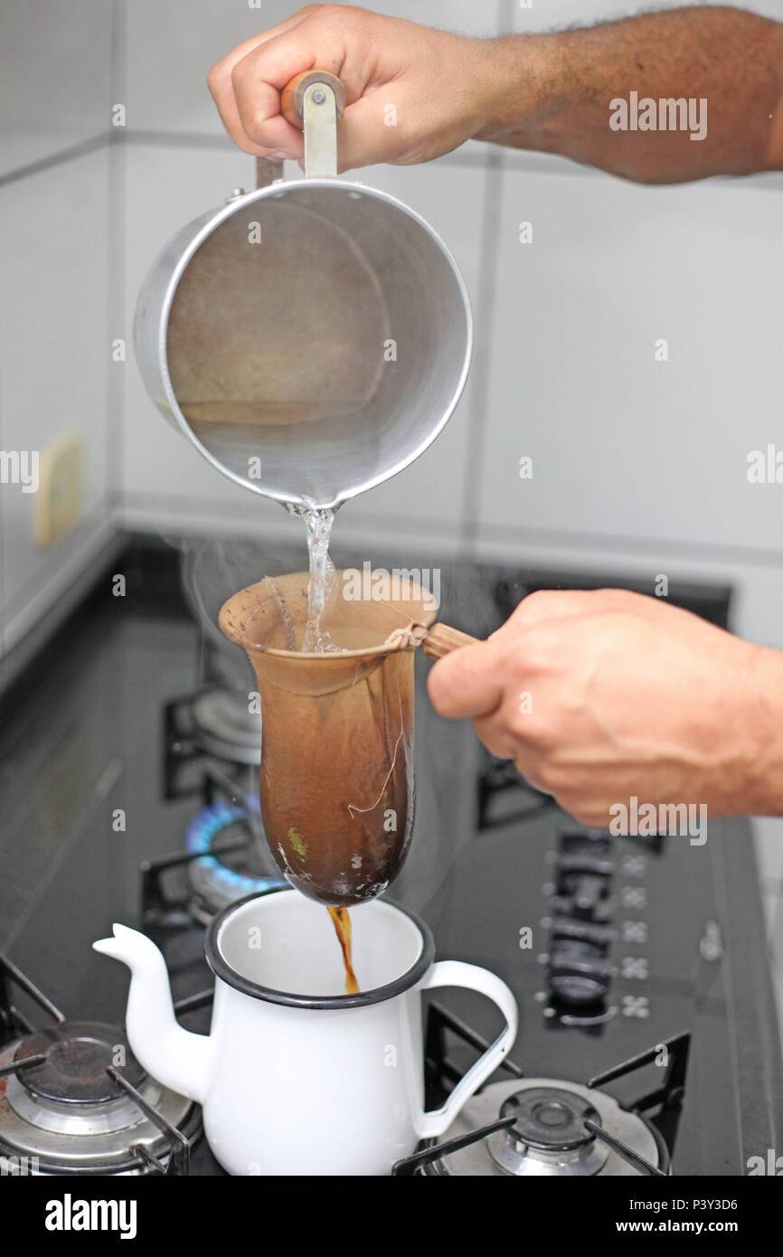 Preparo de café em coador de pano Stock Photo - Alamy