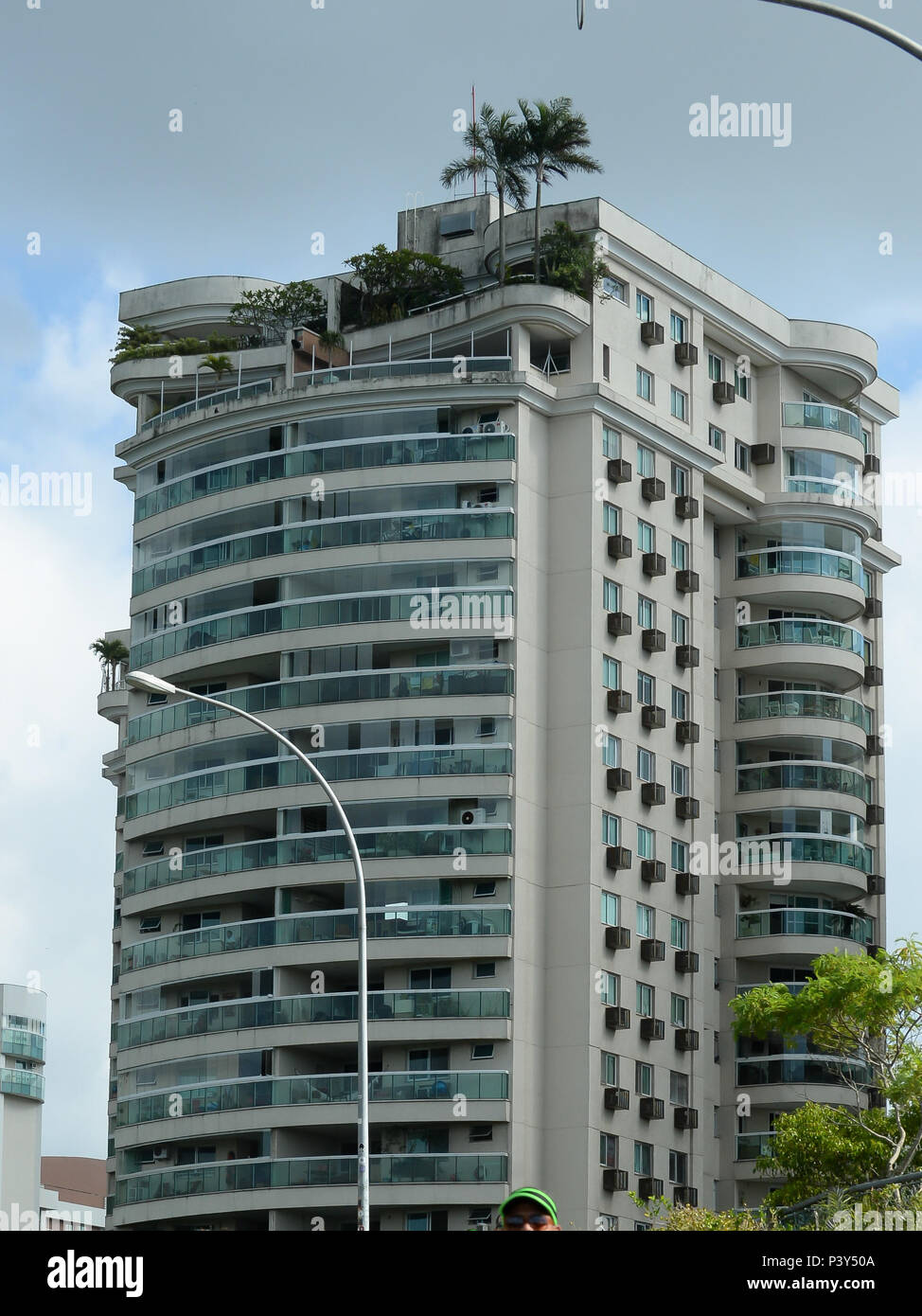 Prédio de apartamento de luxo com árvores grandes na cobertura na Barra ...