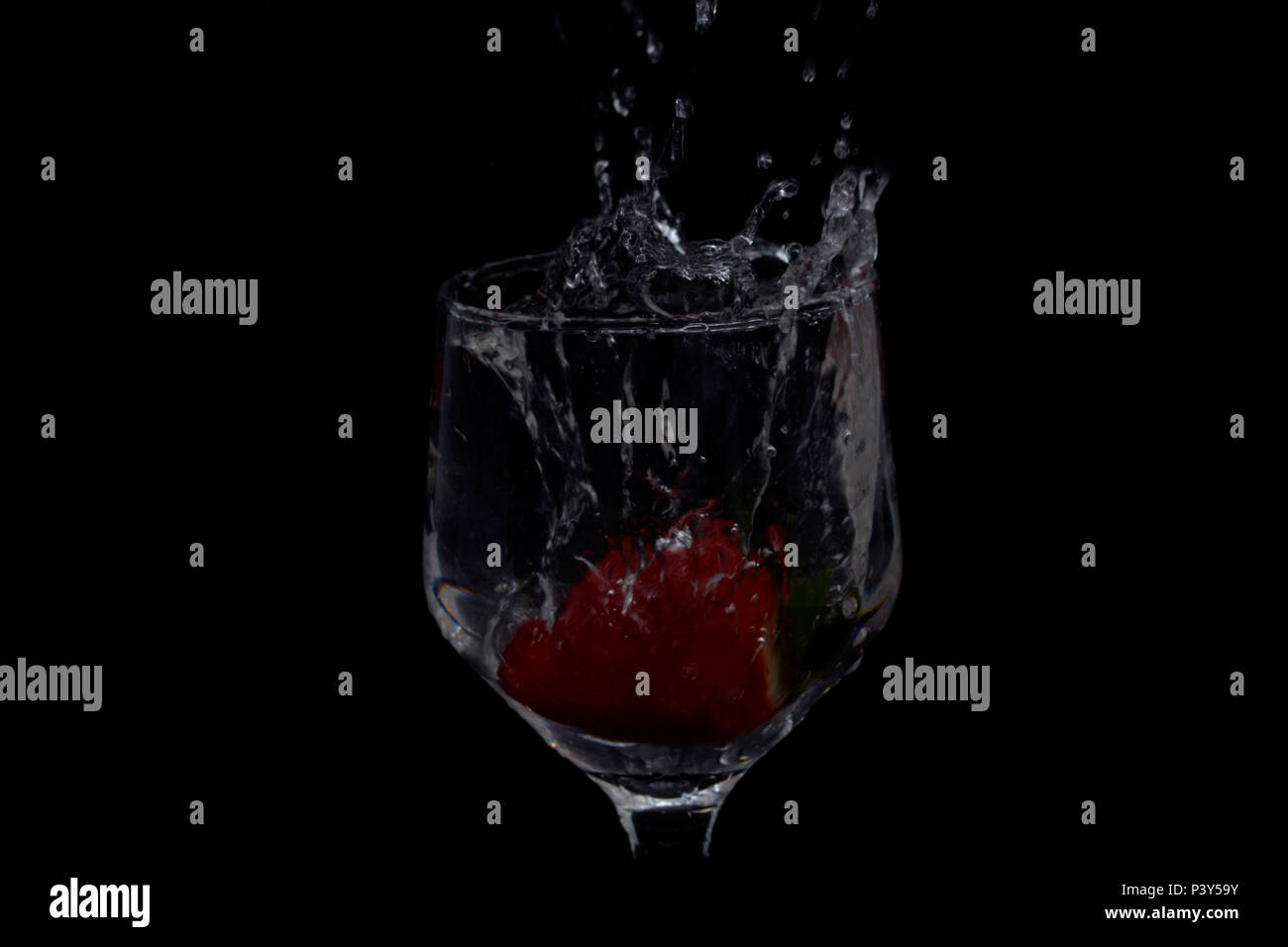 Ensaios Publicitários.Splash de Morango Stock Photo - Alamy