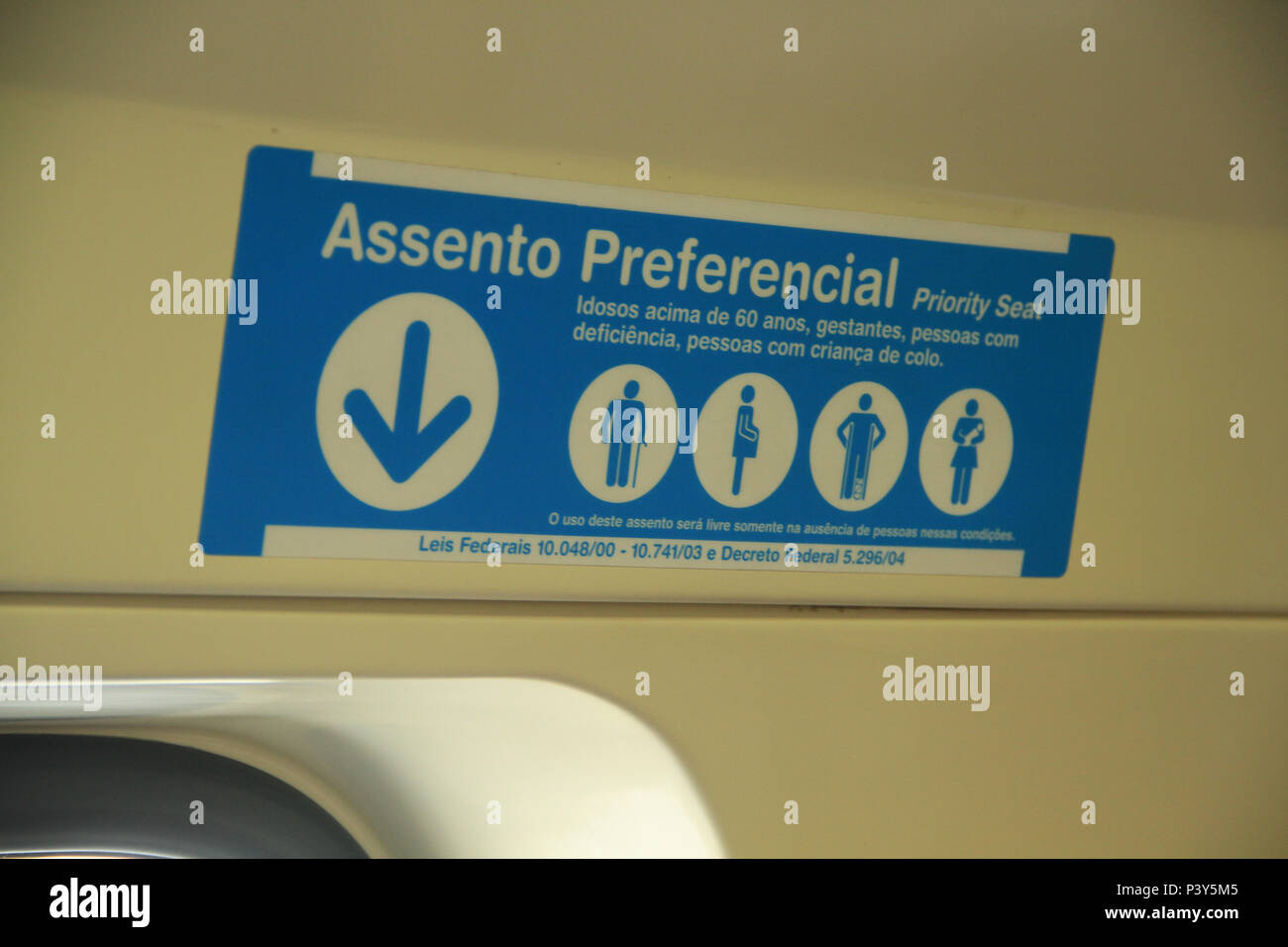 Placa de assento preferencial em metrô de SP Stock Photo - Alamy