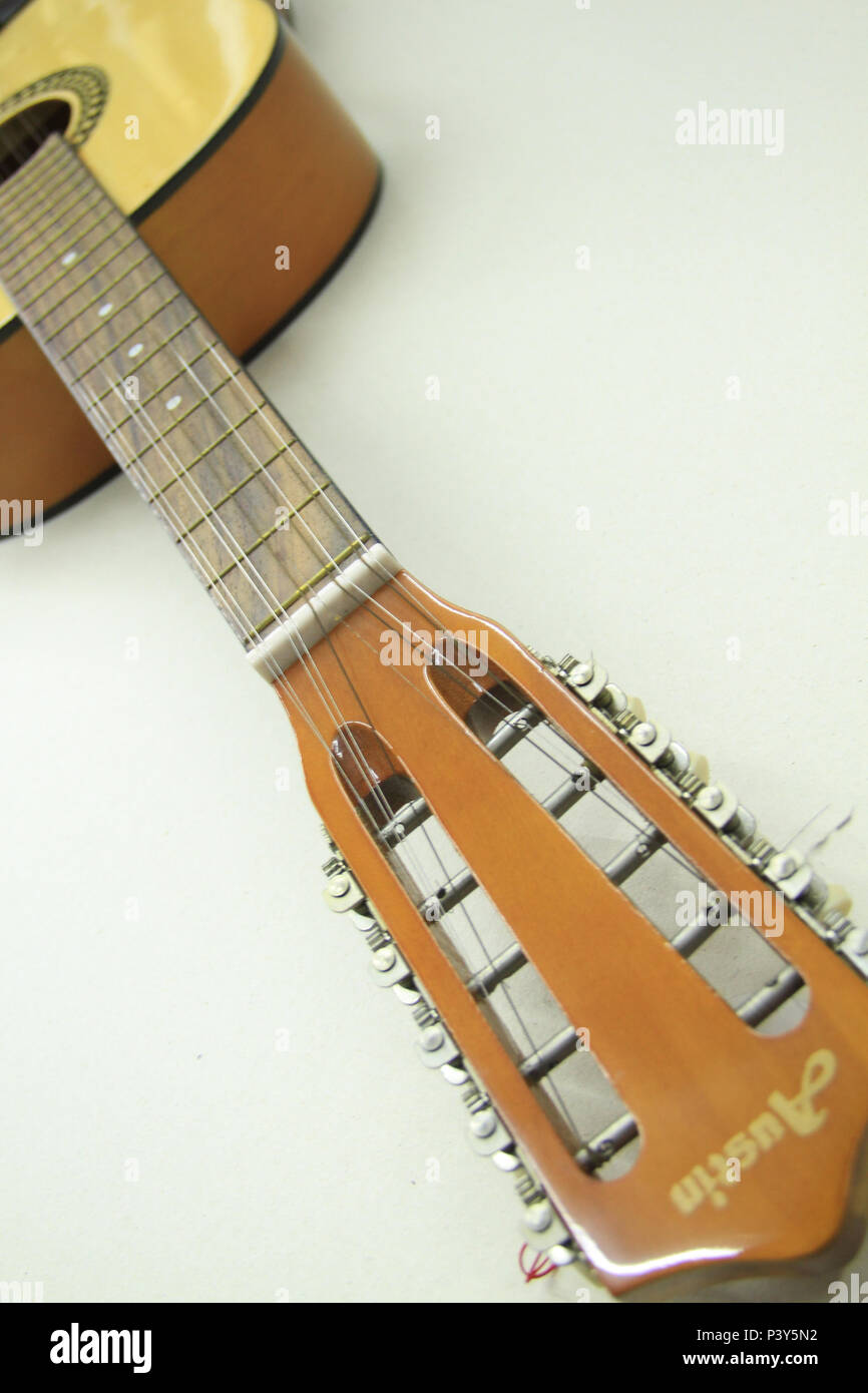 Instrumento viola hi-res stock photography and images - Alamy