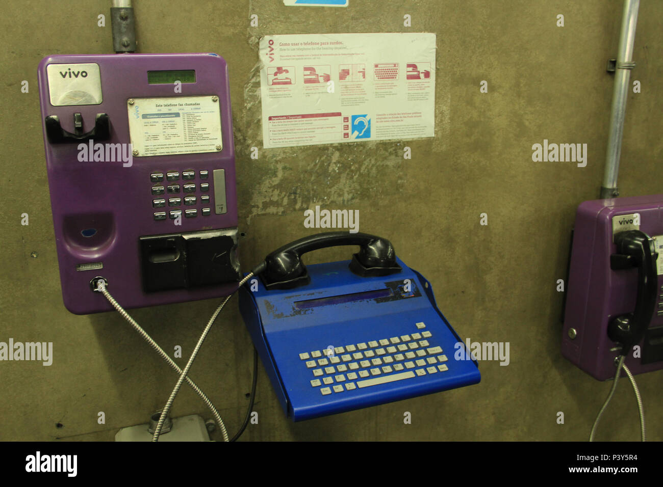 Pessoa usando o telefone público acessível em São Paulo Stock Photo - Alamy