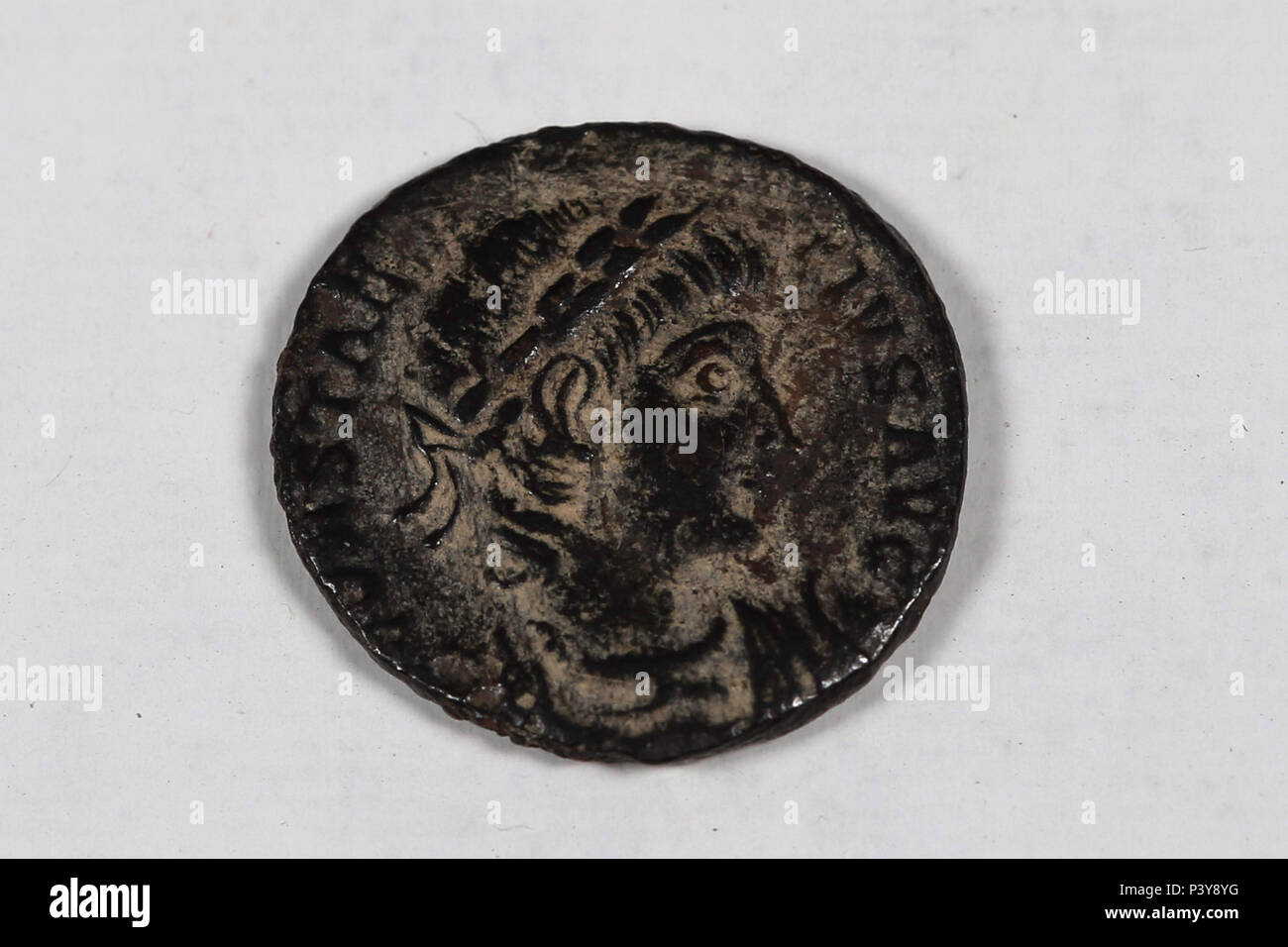 Moeda de bronze do Imperador Romano Constantino I, também conhecido ...